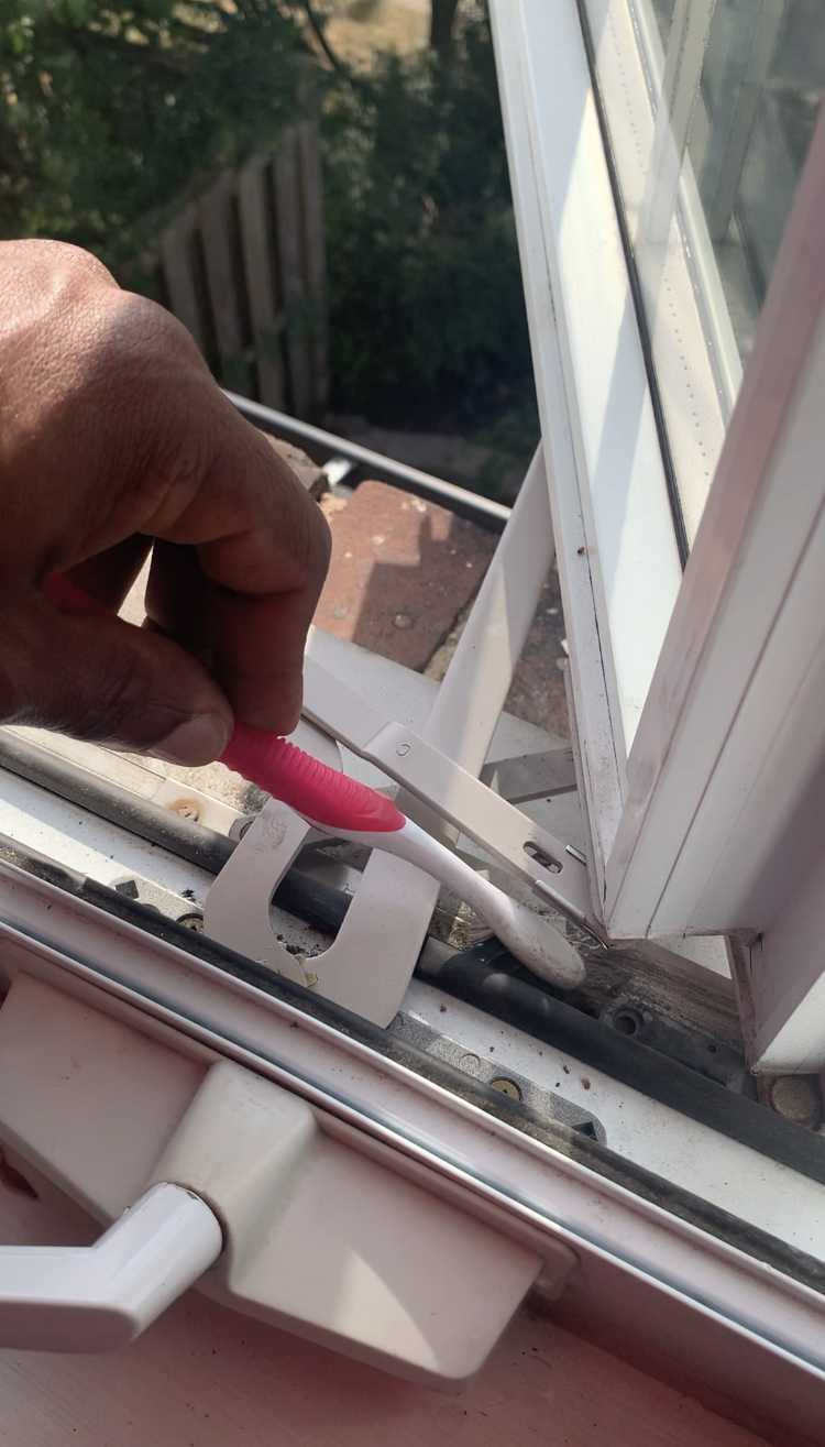 How Toronto Homeowners Can Replace A Damaged Casement Window Crank ...